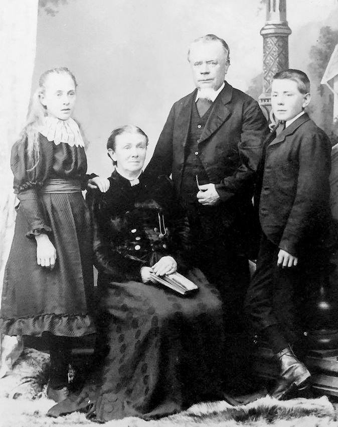 Sarah & John Havill.. with youngest of their two children Steve & Rhoda ...