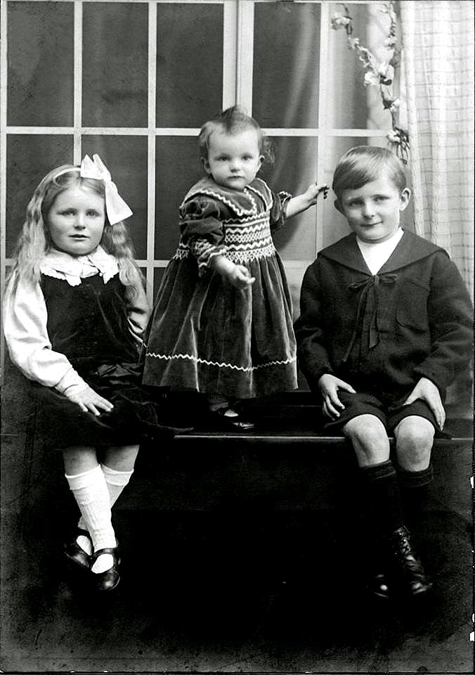 Edna,Gladys and George Gillanders.Ruru.ca.1916. | West Coast New ...